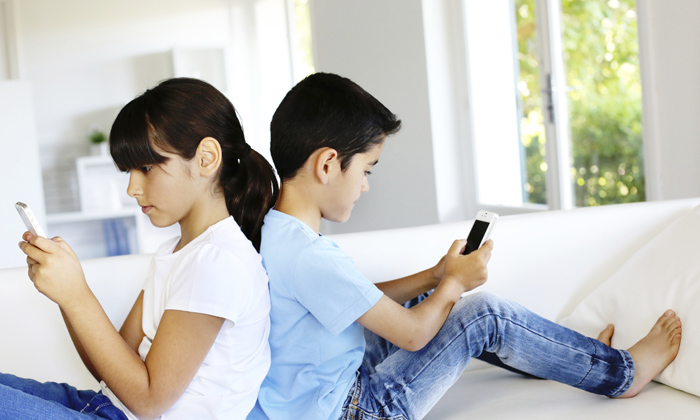 Cellphones for Kids: What to Consider - Daily Parent